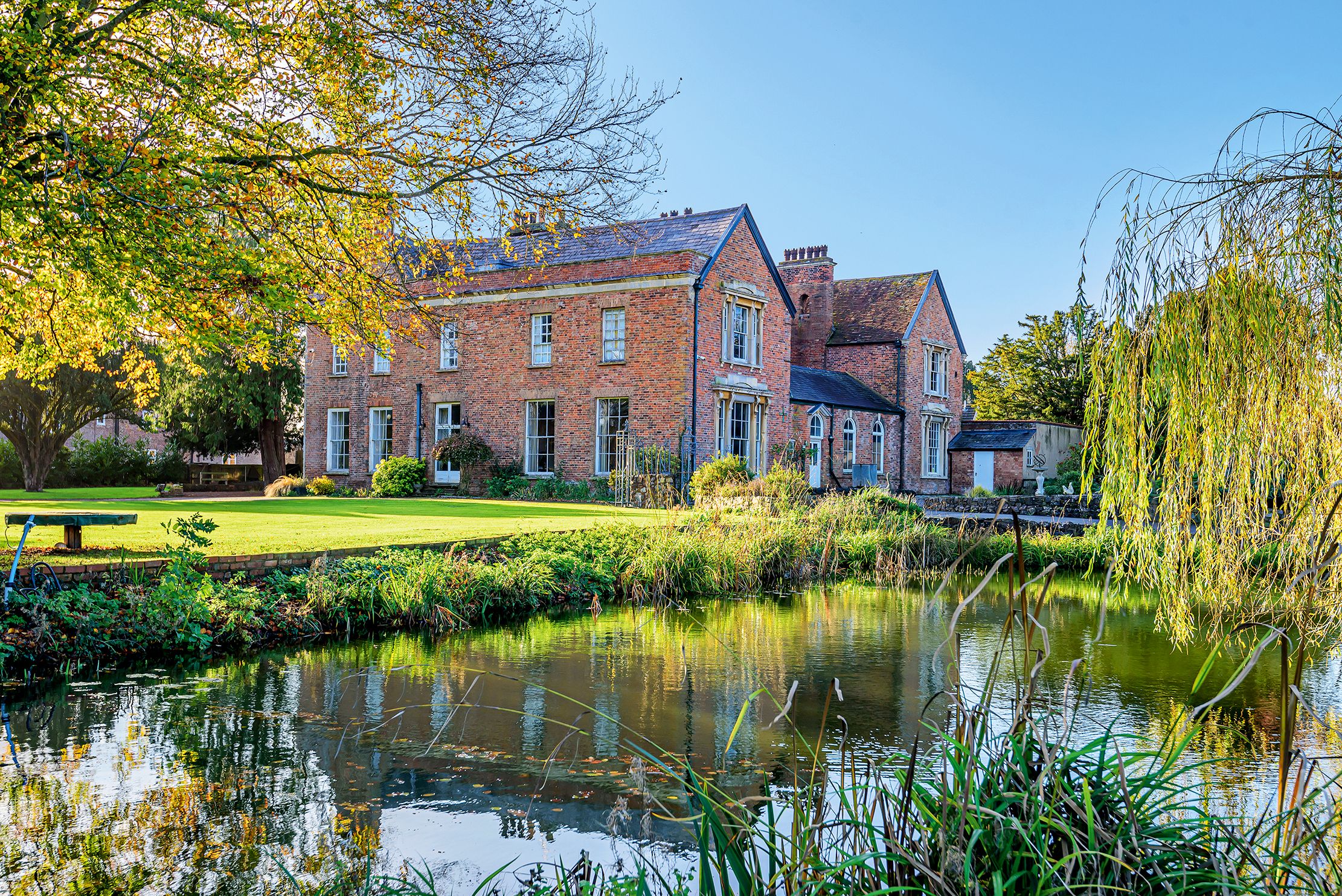 A £1.6m bargain? Epic high ceilings, vast windows and over 10,000sq ft ...