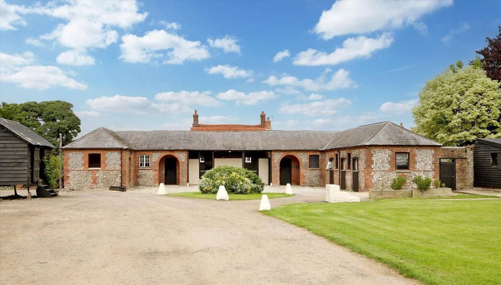 A Victorian manor house with 36 acres on the edge of the Chilterns ...