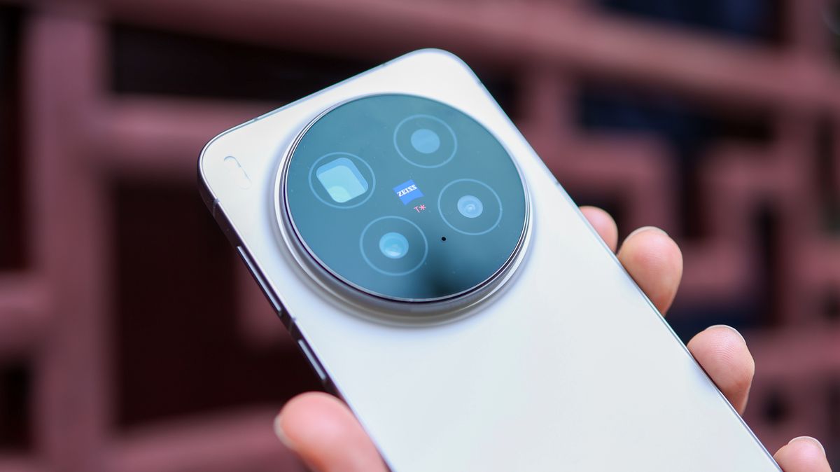 Good luck taking a bad photo on this Zeiss co-engineered smartphone ...
