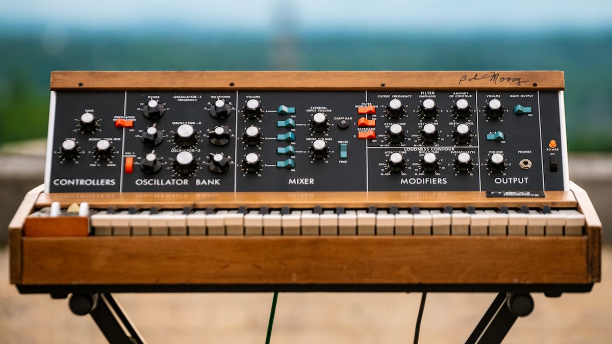 Master the Minimoog Model D and create a classic Minimoog bass sound ...