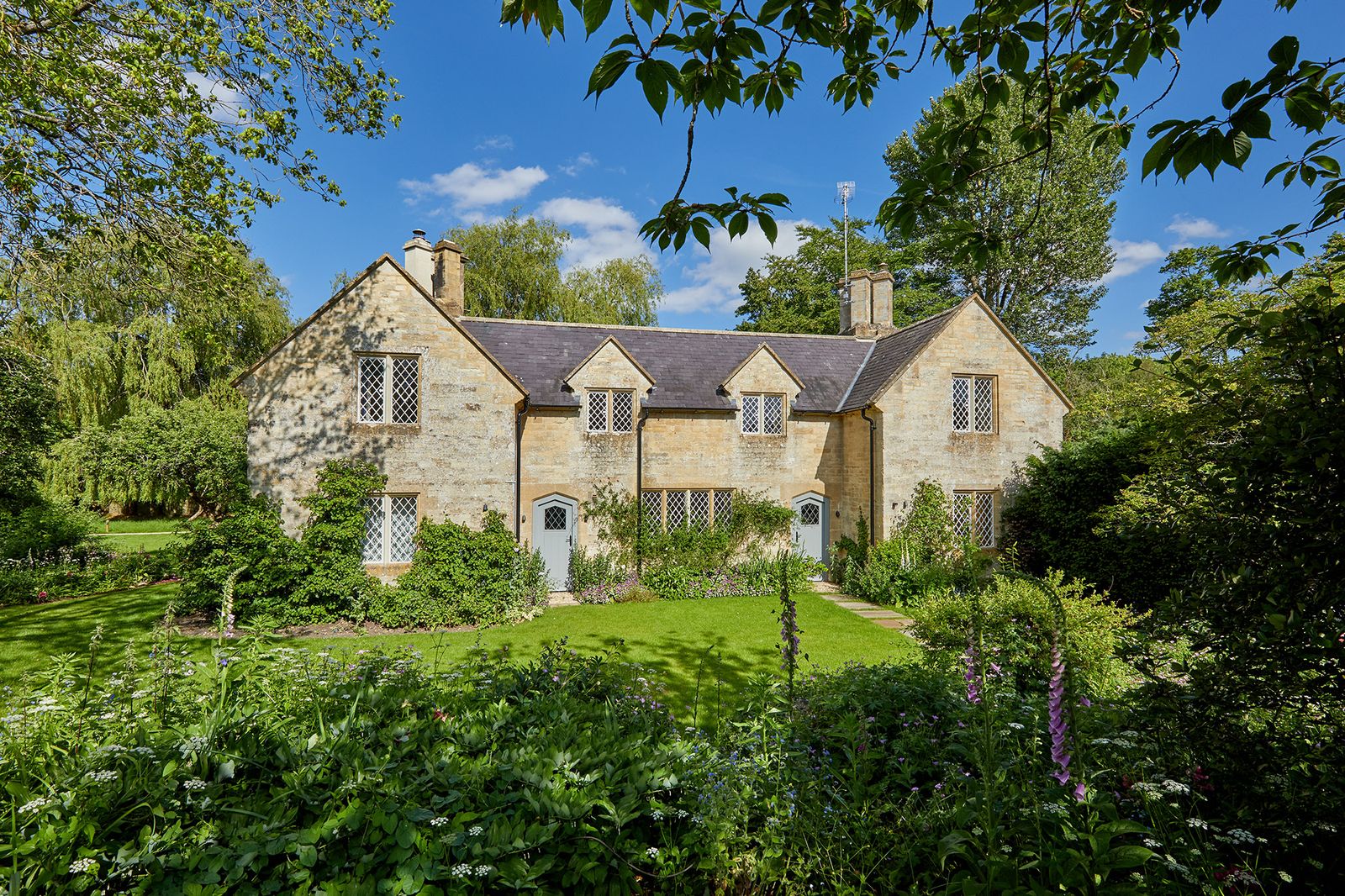 A pair of Cotswolds cottages turned into a gorgeous — and huge — family ...