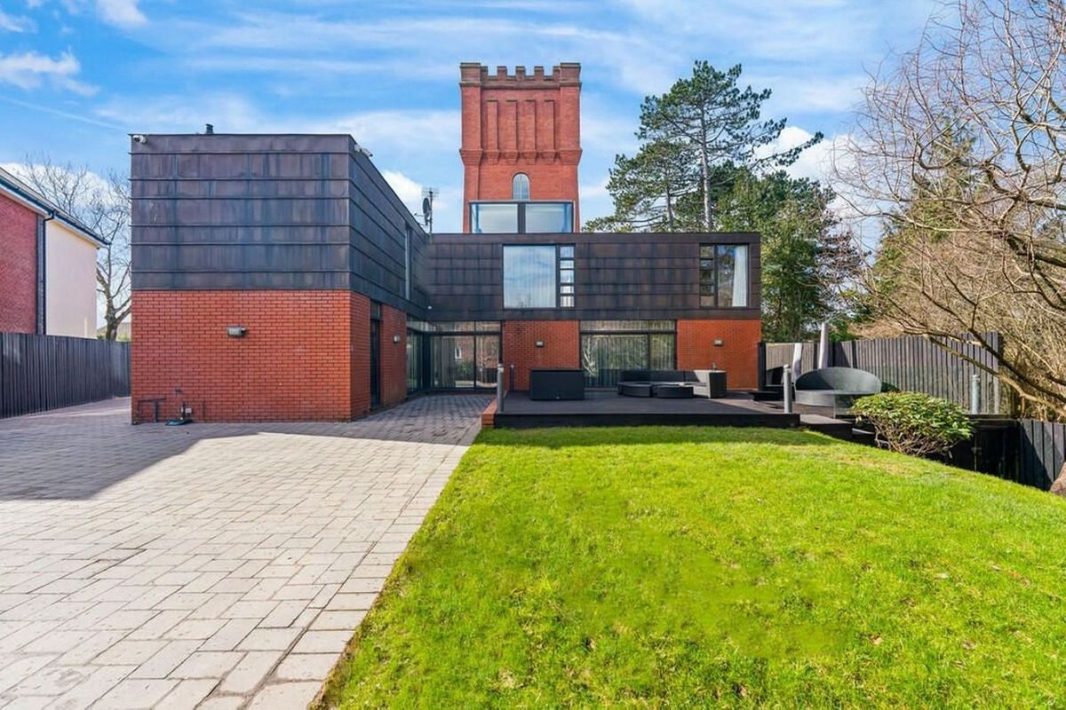 Take a look inside this Victorian water tower conversion on sale for £1 ...