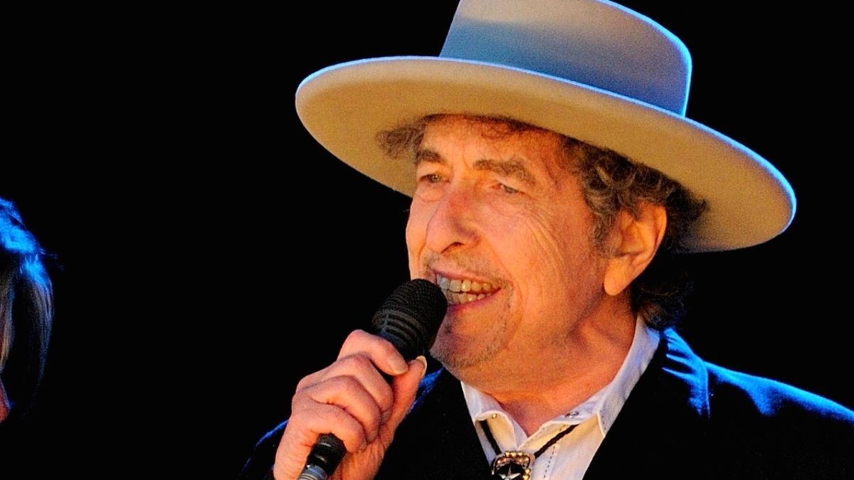 Bob Dylan does Sinatra's Stay With Me | Louder