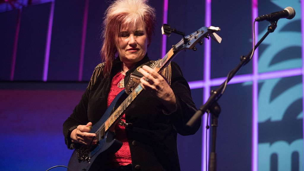 Jennifer Batten: "Guitarists ask me about playing with Michael Jackson ...