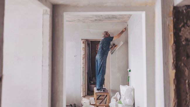 Roll-on plaster for walls: When it works and when it fails | Homebuilding