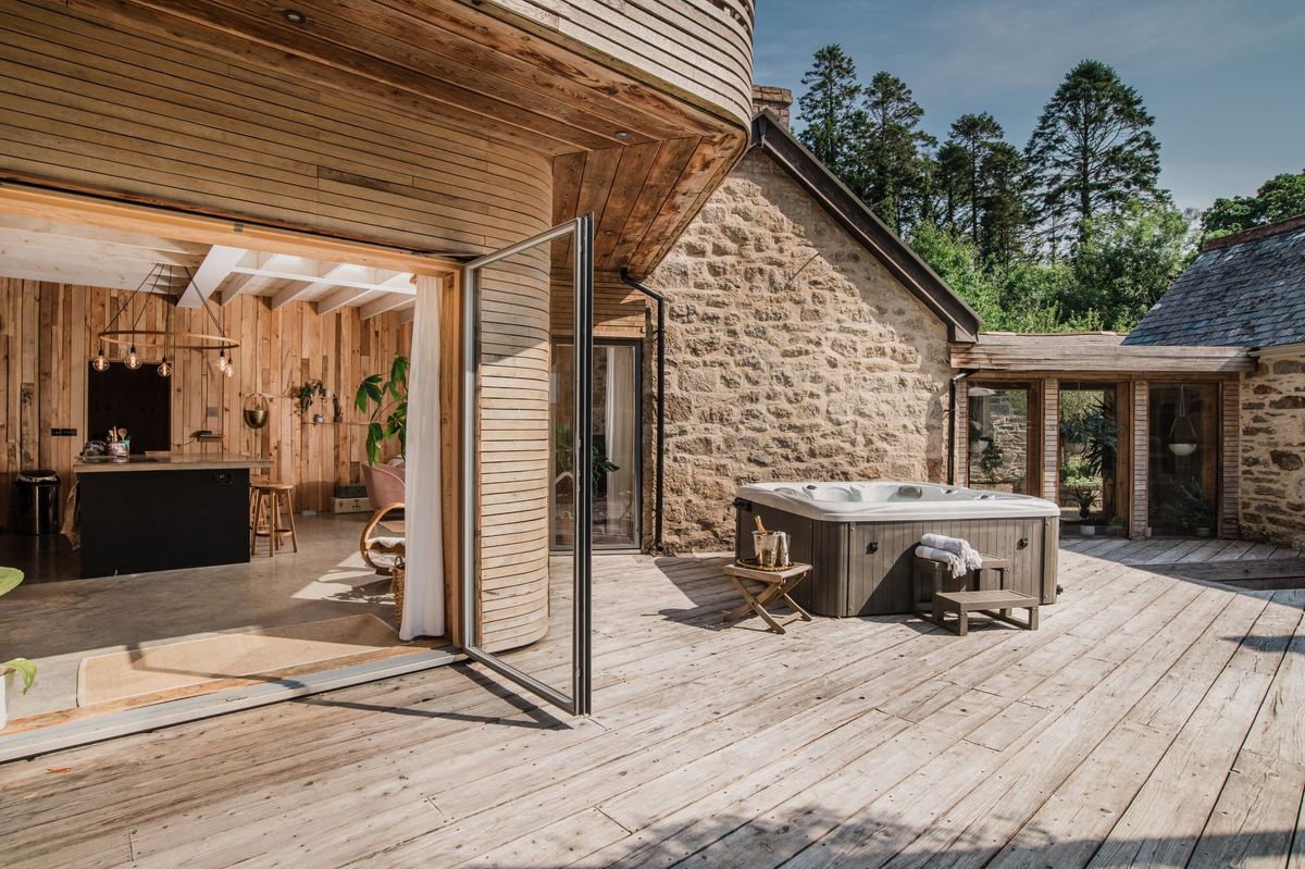 Take a tour of this Grand Designs woodland wavy home built using 'steam ...
