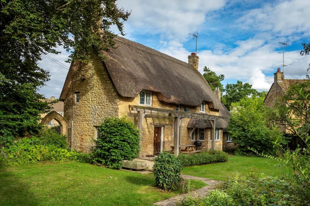 An irresistibly gorgeous Cotswolds home comes to the market, with five ...