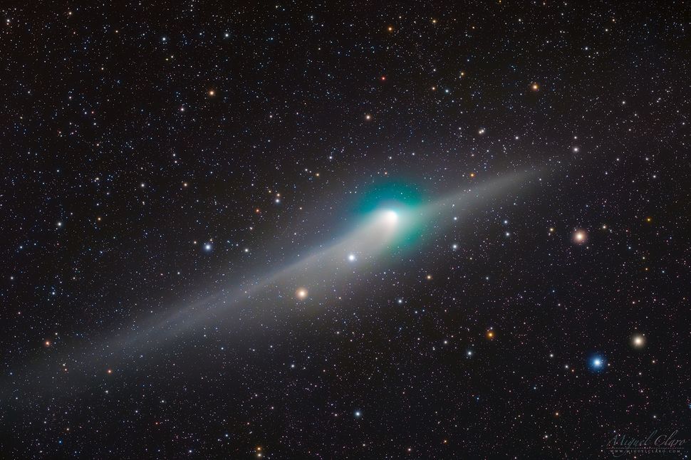 Green comet flaunts its tail in dazzling deep space photo | Space
