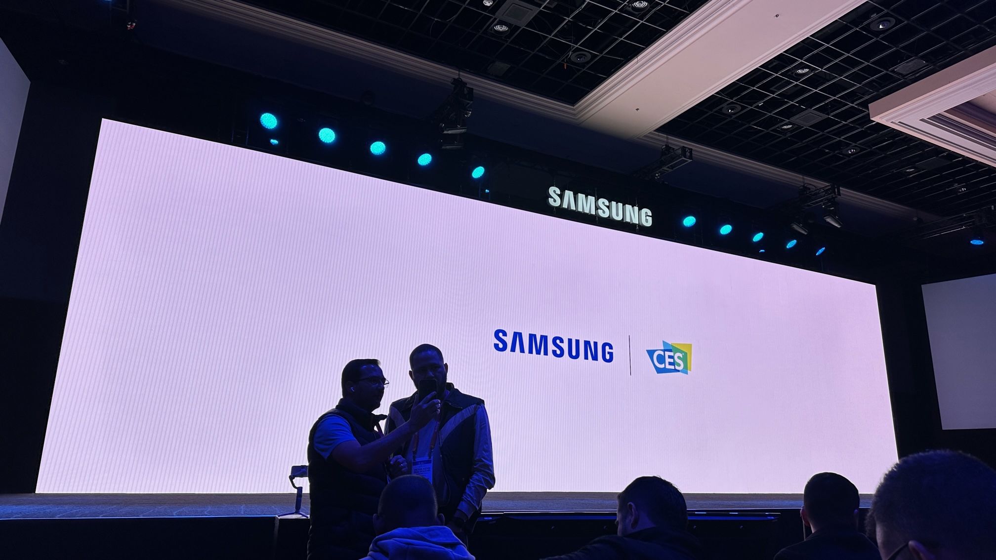 Samsung svela i suoi display OLED da 2000 nit per gli smartphone ...