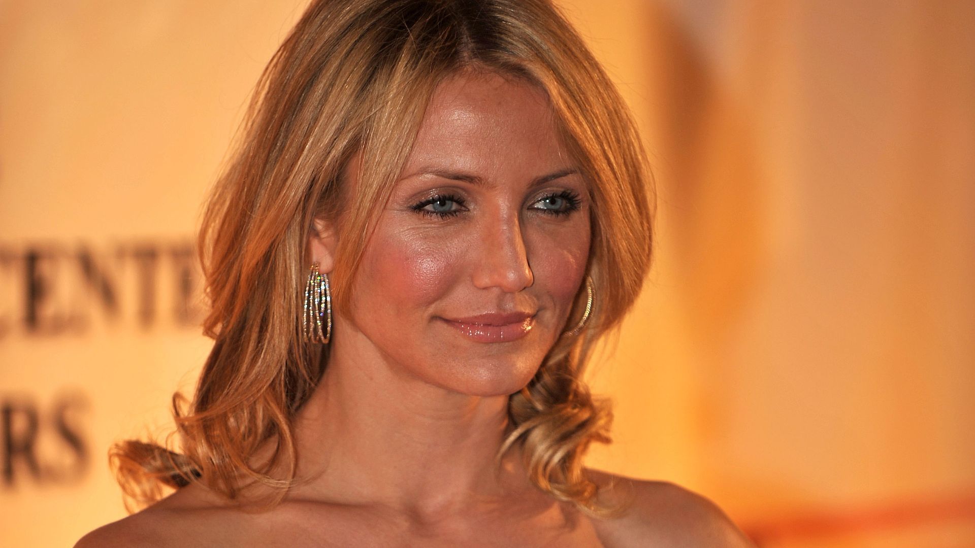 C-shape haircut: The layered 90s cut that adds instant volume