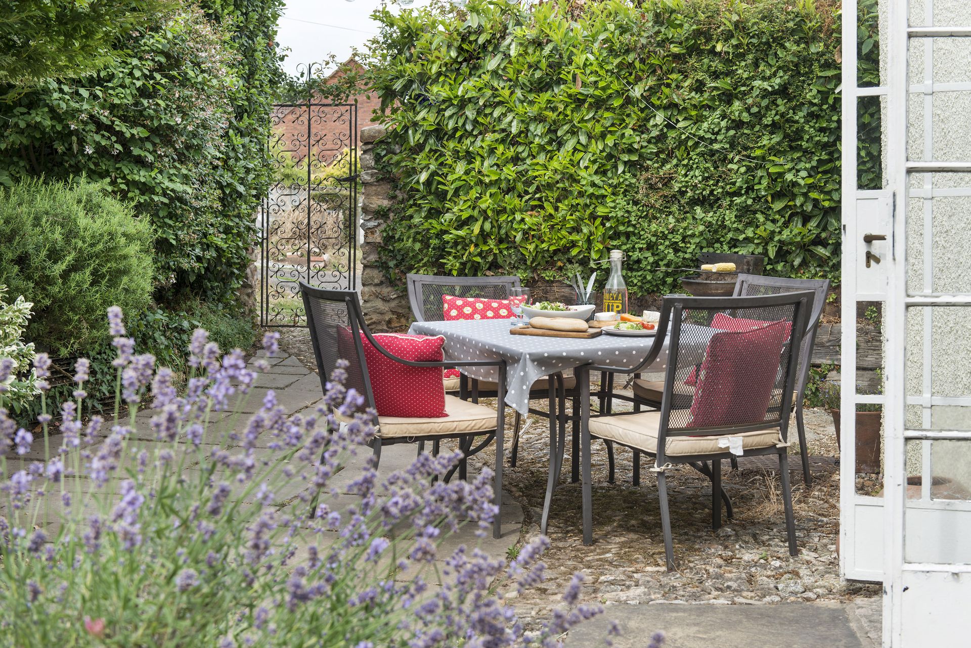 Garden makeover: an overgrown space transformed into a pretty cottage ...