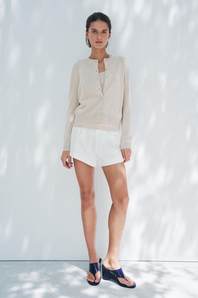 8 Editor-Approved Chic Travel Outfits for Long Flight | Who What Wear UK