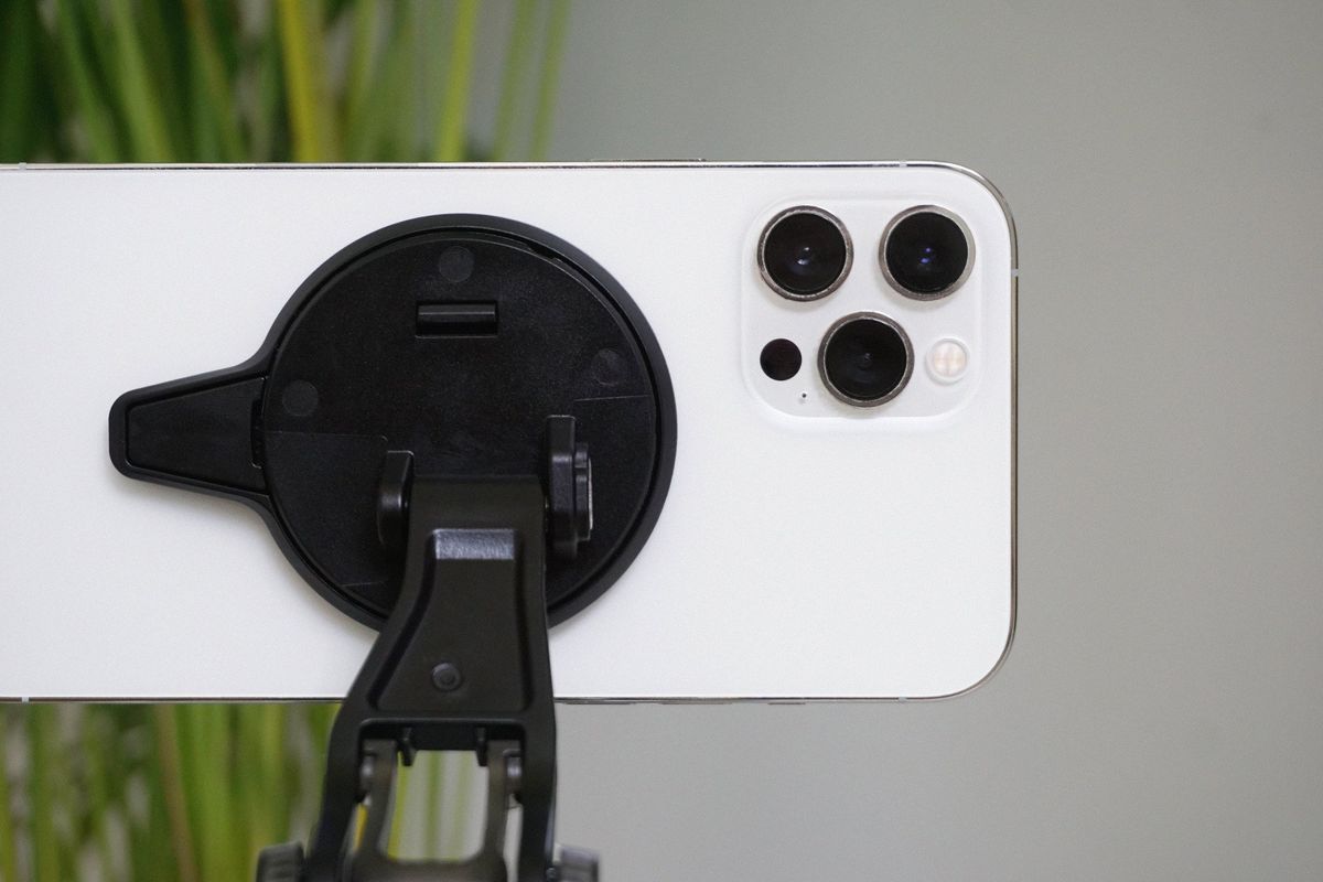 OtterBox Xbox MagSafe Clip review: Simplicity cuts the clutter ...