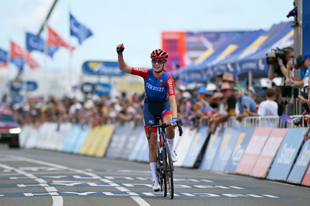 Women's Tour Down Under: Daniek Hengeveld surprises sprinters to take ...