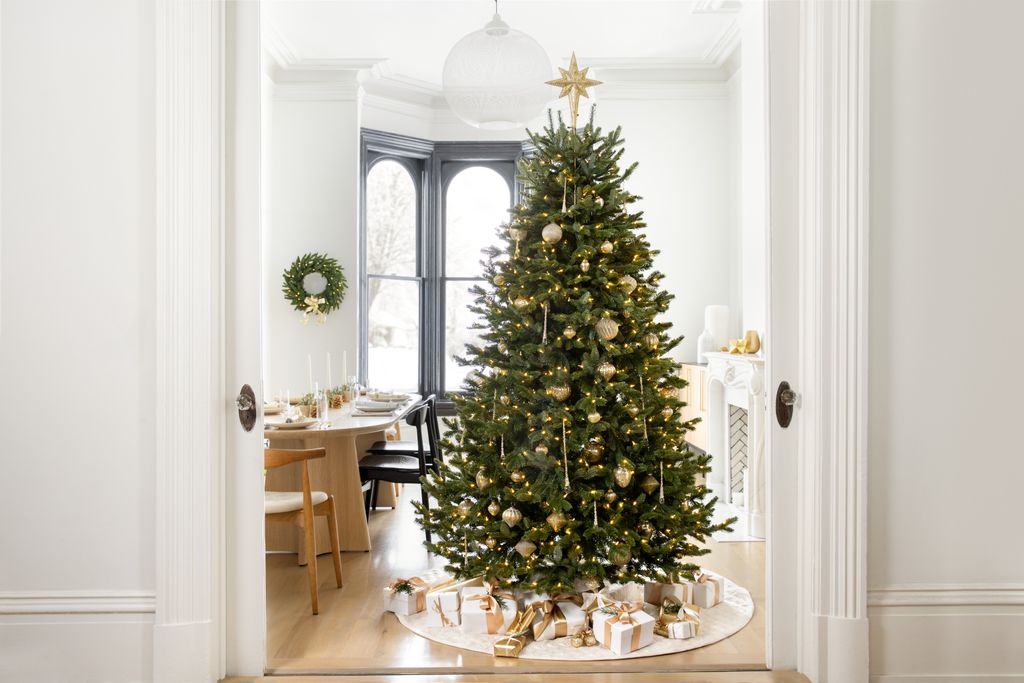How to Fluff a Christmas Tree — A Step-by-Step Guide | Livingetc