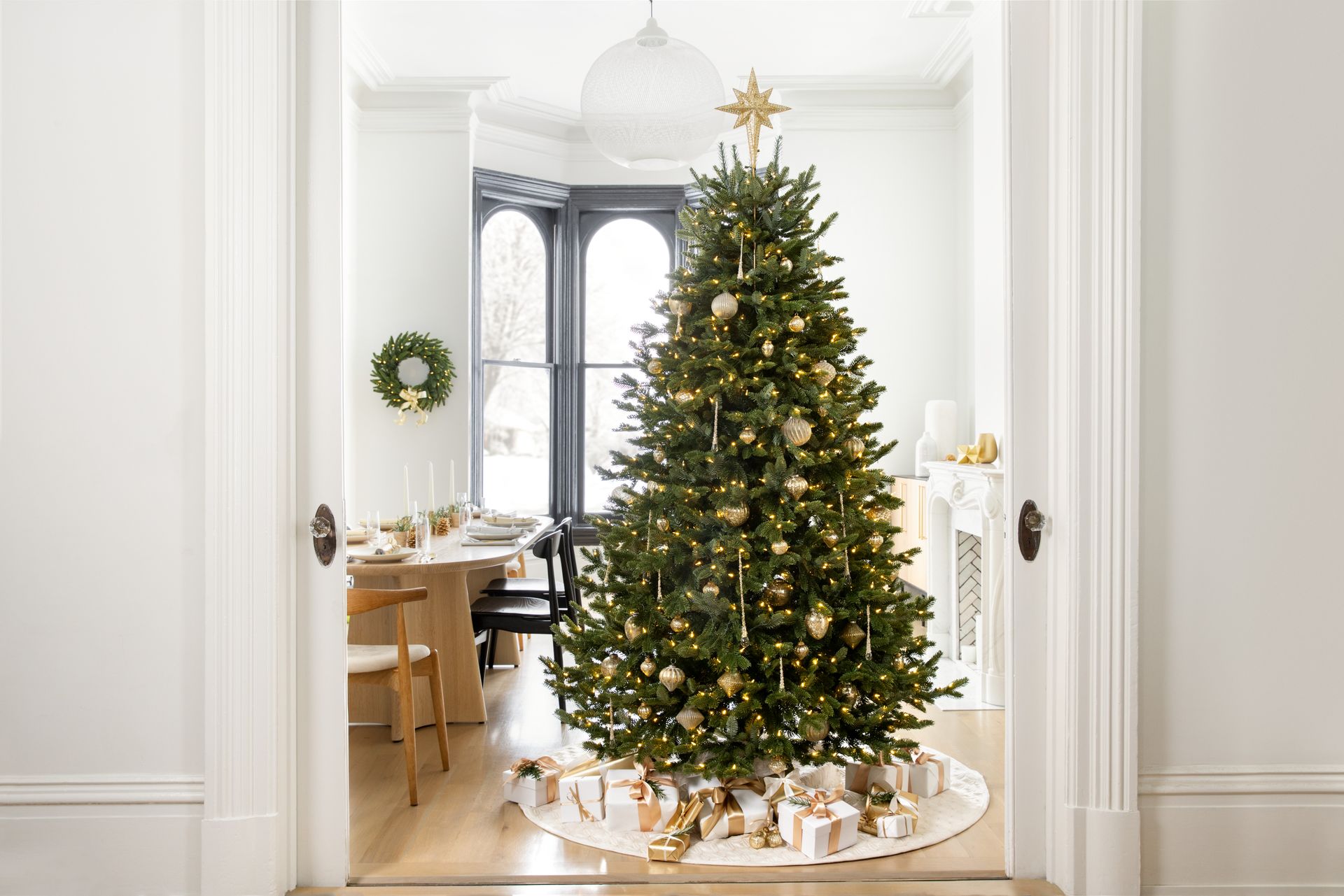 How to Fluff a Christmas Tree — A Step-by-Step Guide | Livingetc