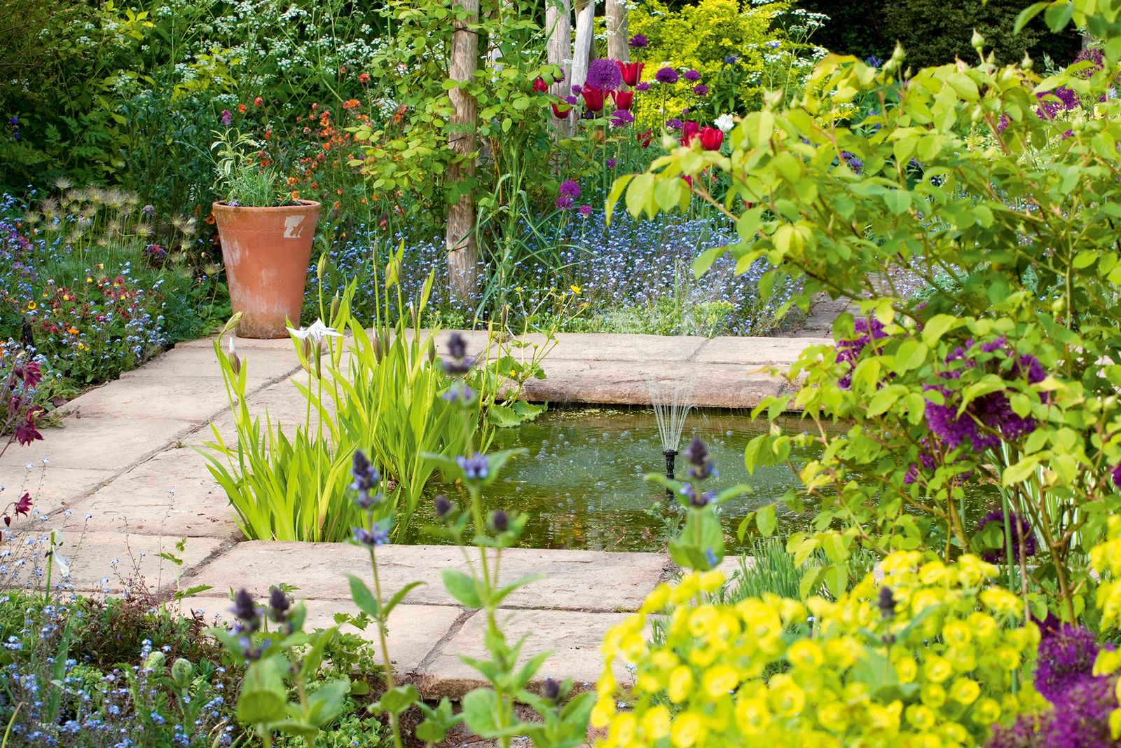 How to build a pond: a step by step expert guide | Homes and Gardens