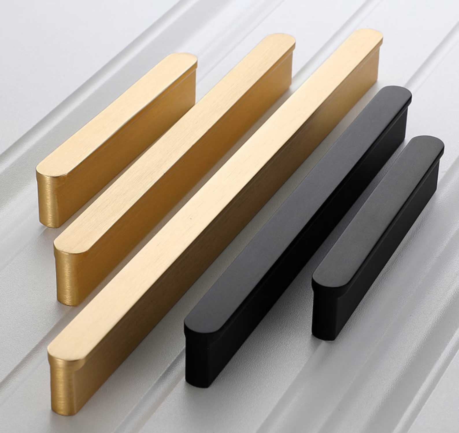 When should you use knobs vs pulls in a kitchen? | Livingetc