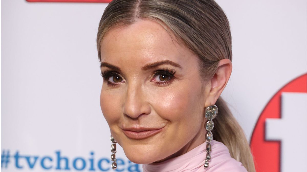 Helen Skelton’s bold skirt added a fresh feel to springtime florals; it ...