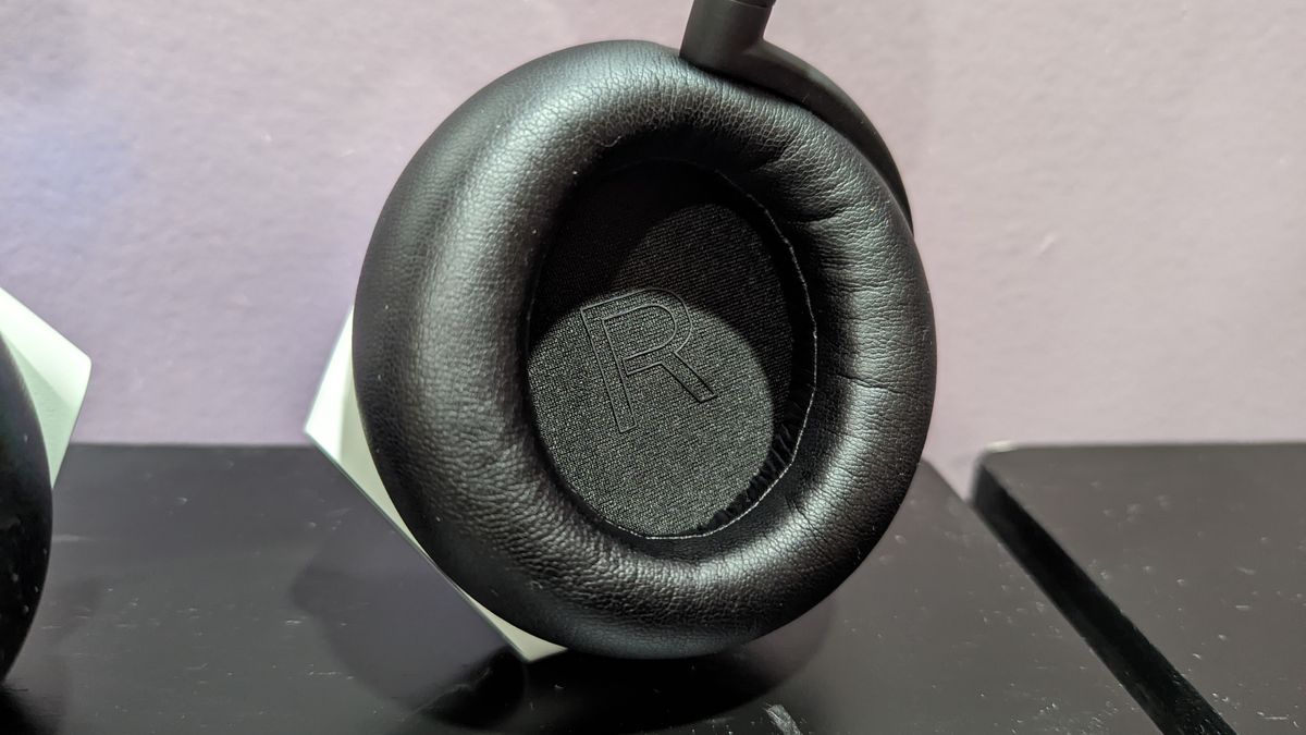 Alienware Tri-Mode gaming headset review: An abysmal design choice ...