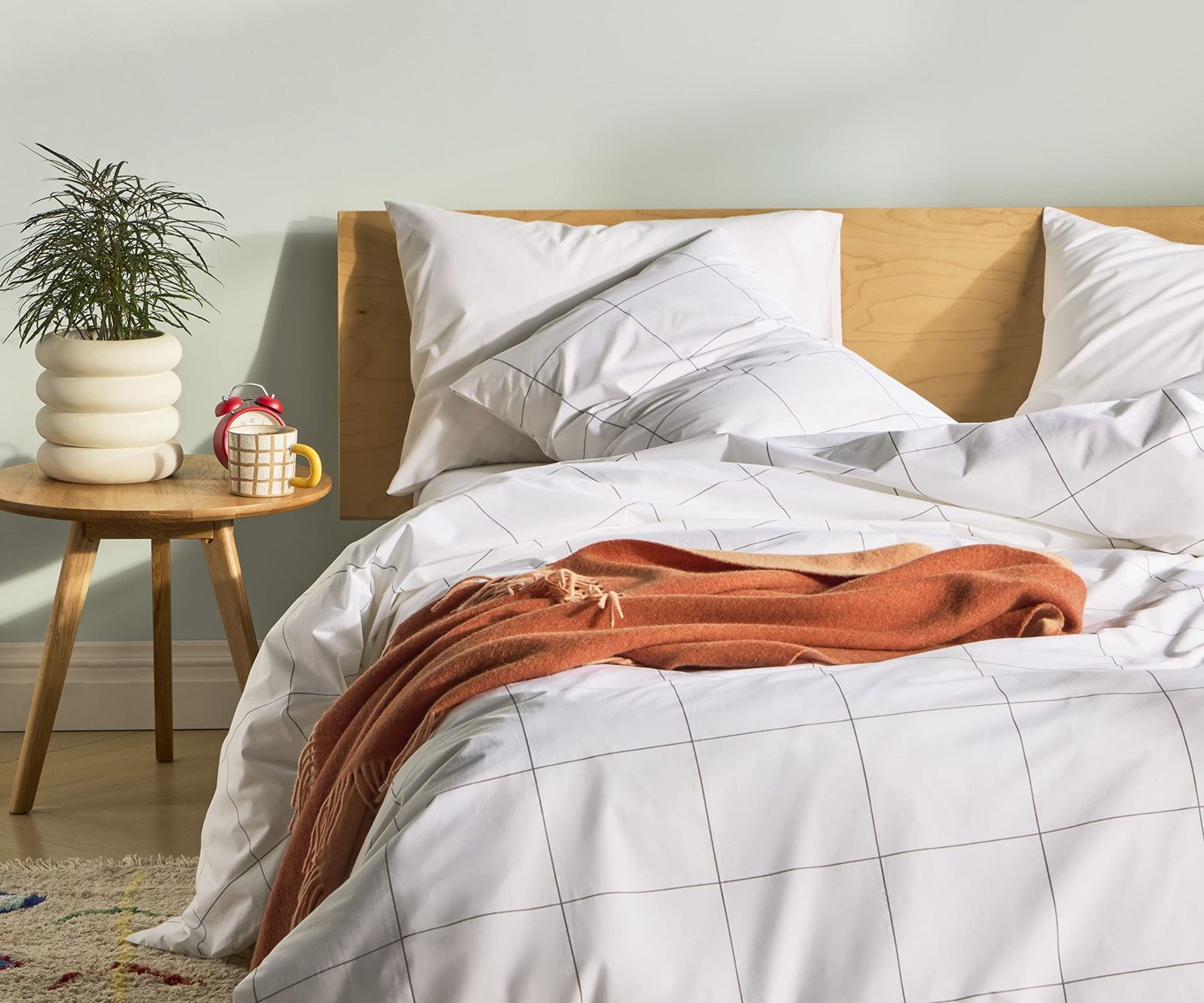 Why aren't my sheets staying on the bed? Expert insights | Homes and ...