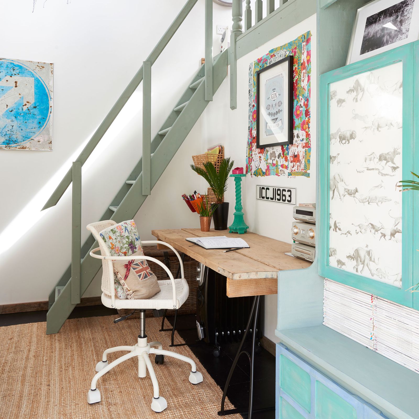 How to paint a banister - 5 steps to help you paint like a pro | Ideal Home