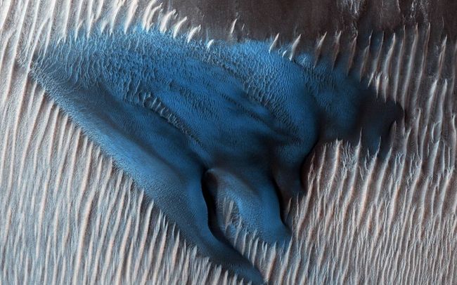 A Gorgeous 'Blue' Sand Dune Snakes Across Mars in This Awesome NASA ...