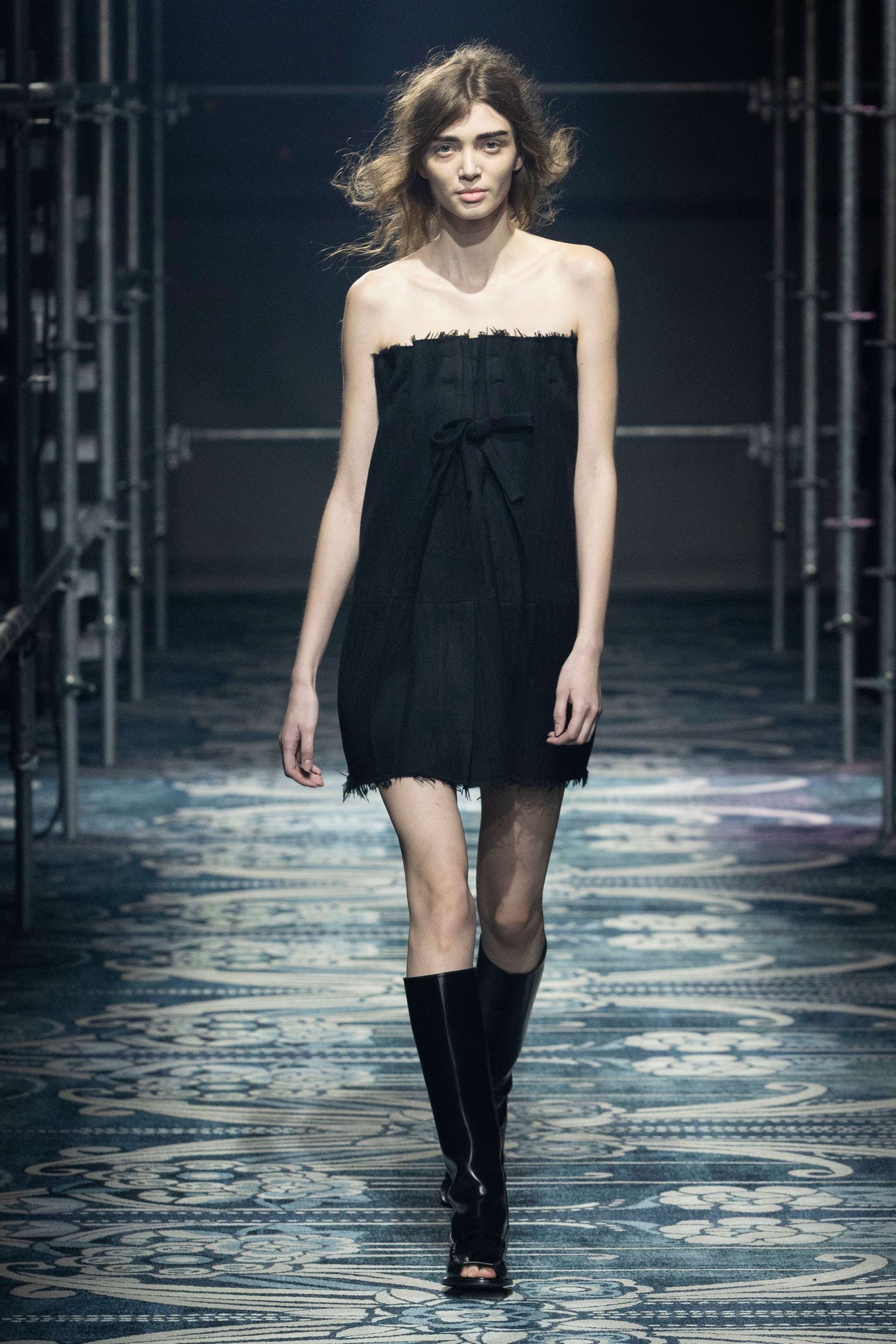 Prada Fall 2025: Raw Glamour and the Allure of the Undone | Who What Wear