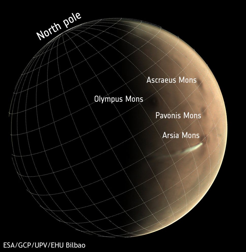 There's a Strange Cloud on Mars Right Now, and It's Just Hanging Around ...