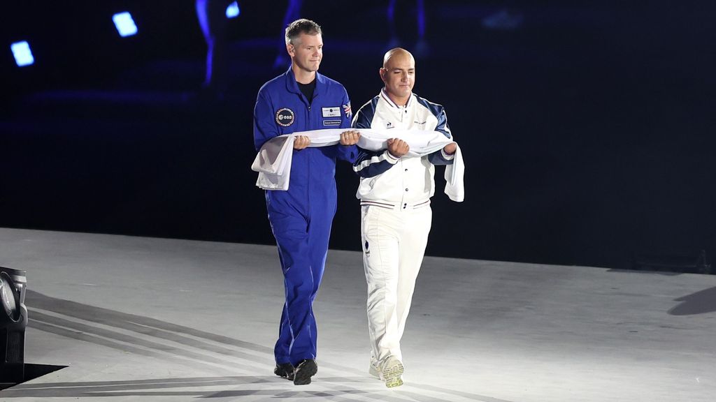 Astronaut John McFall carries Paralympic flag at opening ceremony Aug ...