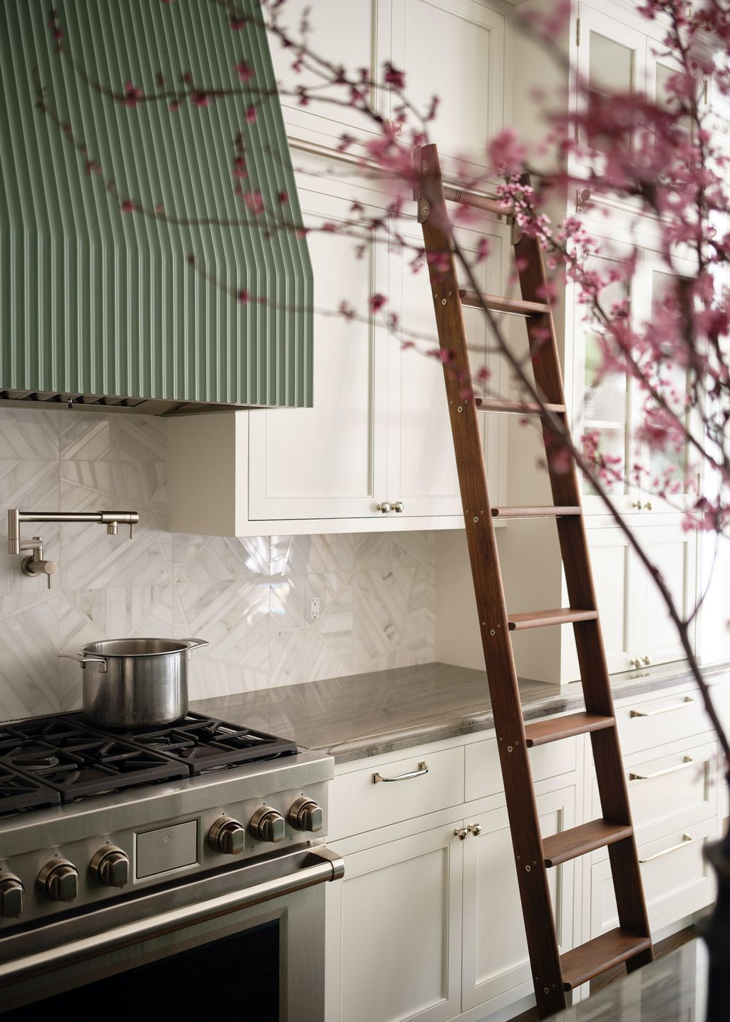 10 Ladder Kitchen Cabinet Ideas to Make More of High Storage | Livingetc
