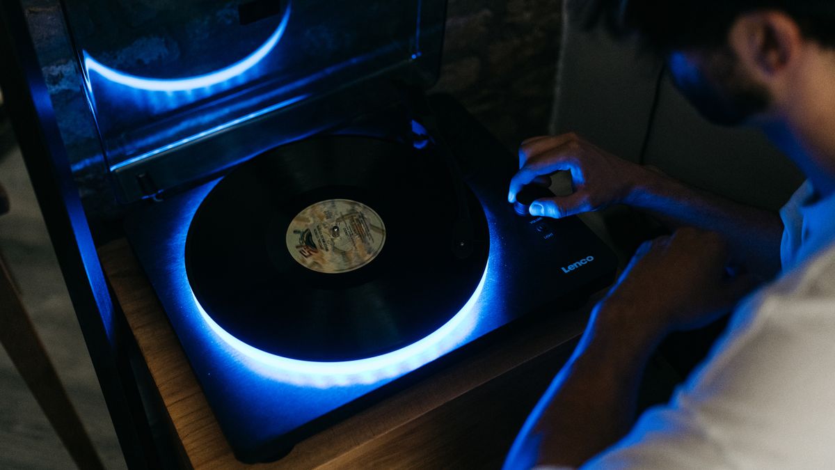 I don't know how to feel about this hybrid turntable with pulsing LED ...