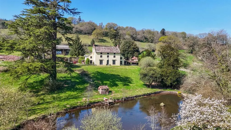 19 charming homes for sale, from picture-perfect cottages to beachside ...