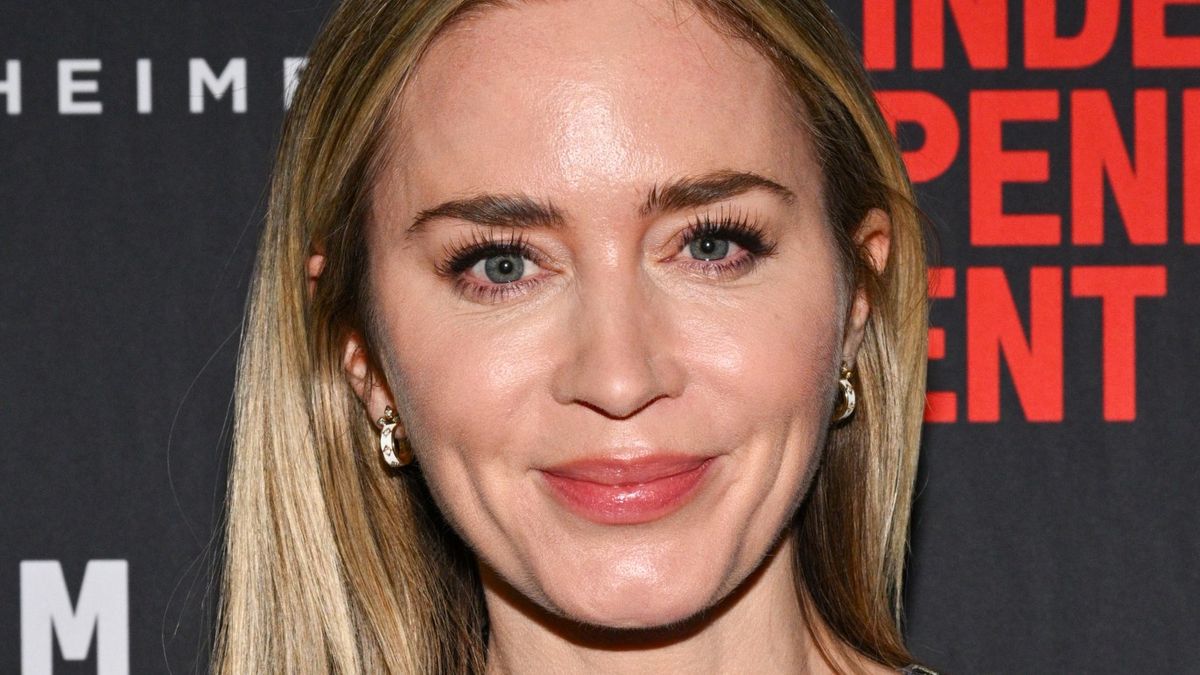 Emily Blunt Chooses Floral Philosophy di Lorenzo Serafini for Her ...