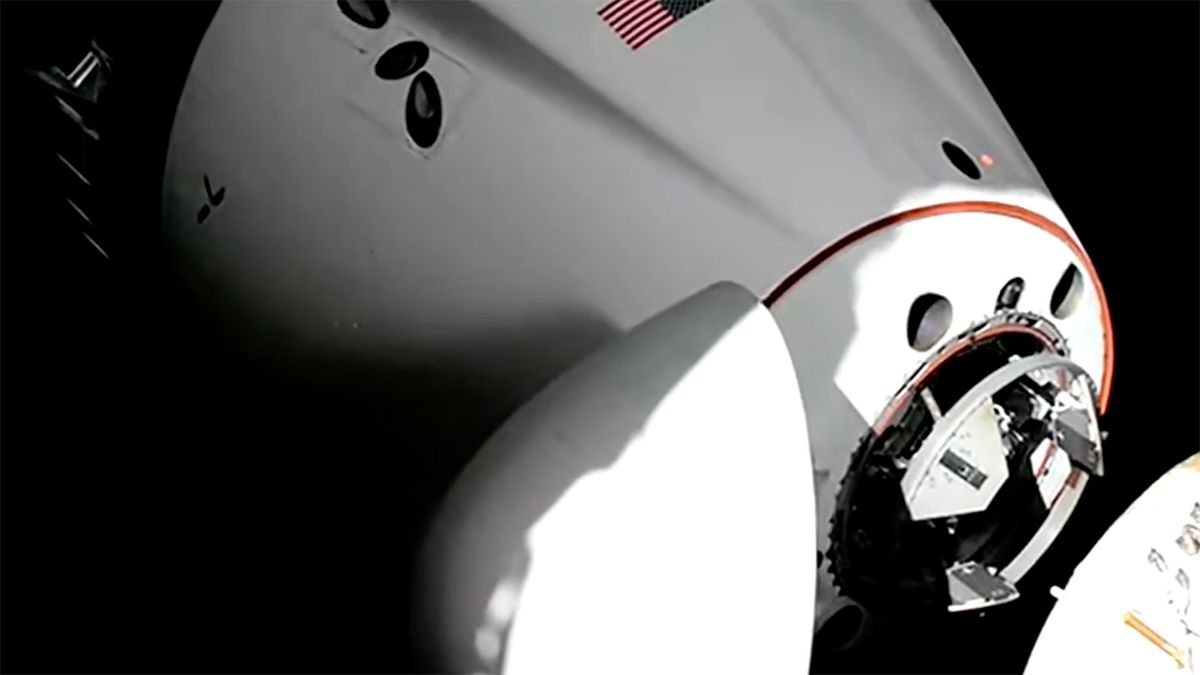 SpaceX Dragon astronauts make Valentine's Day docking at space station ...