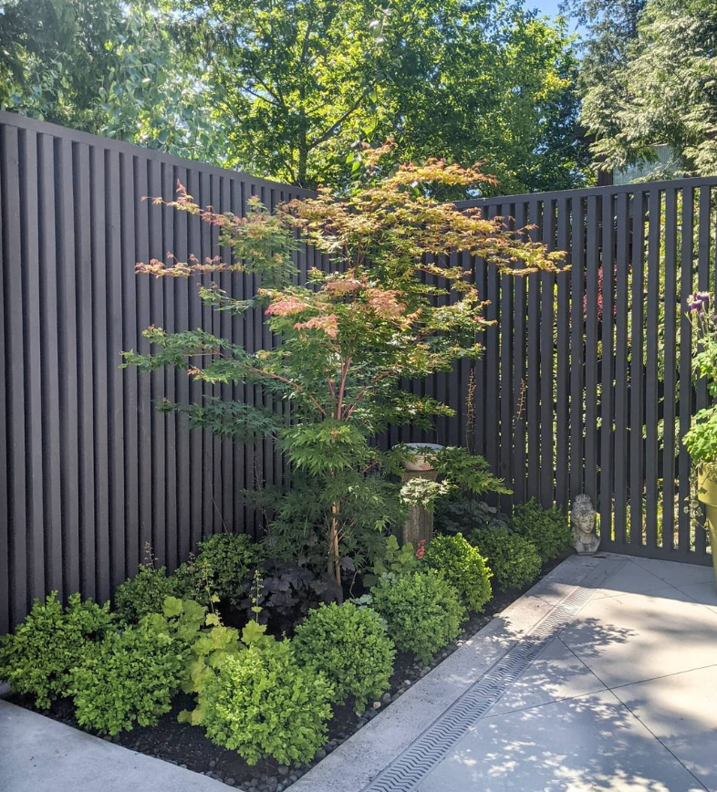 Tall Privacy Fence Ideas — 6 Ways to Screen a Yard Fully | Livingetc