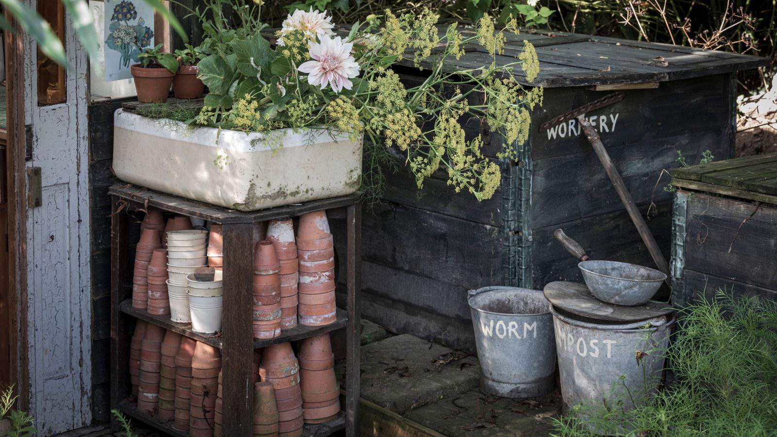 How to use a wormery for compost: guide to worm compost bins | Homes ...