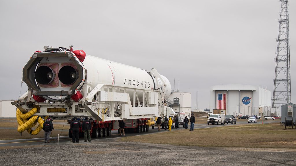 In Photos See The Antares Rockets Cygnus Ng 13 Cargo Ship Launch To
