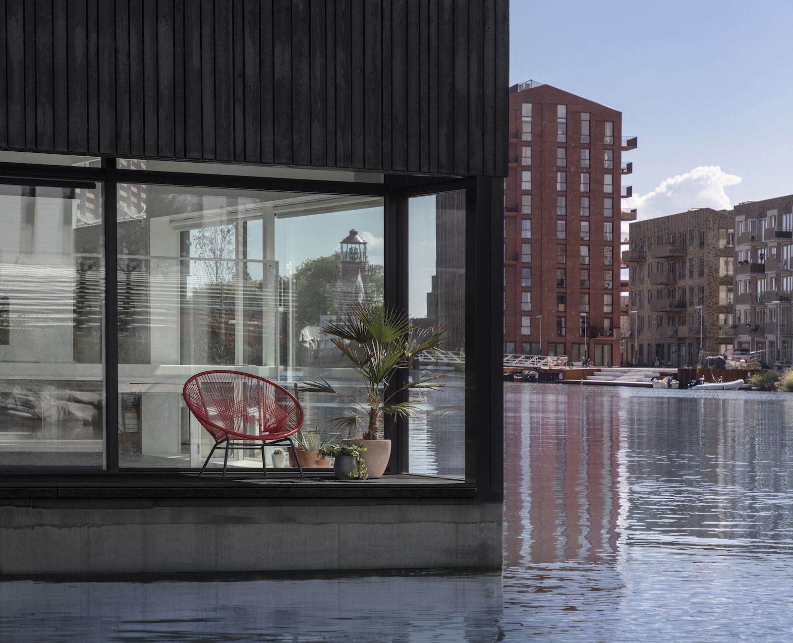 Explore a modern floating home in Amsterdam | Livingetc