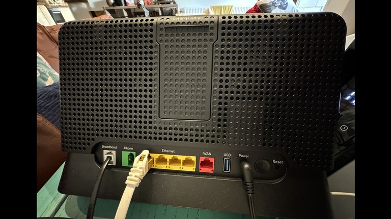 EE Smart Hub Plus wireless router review: a smarter way to manage home ...