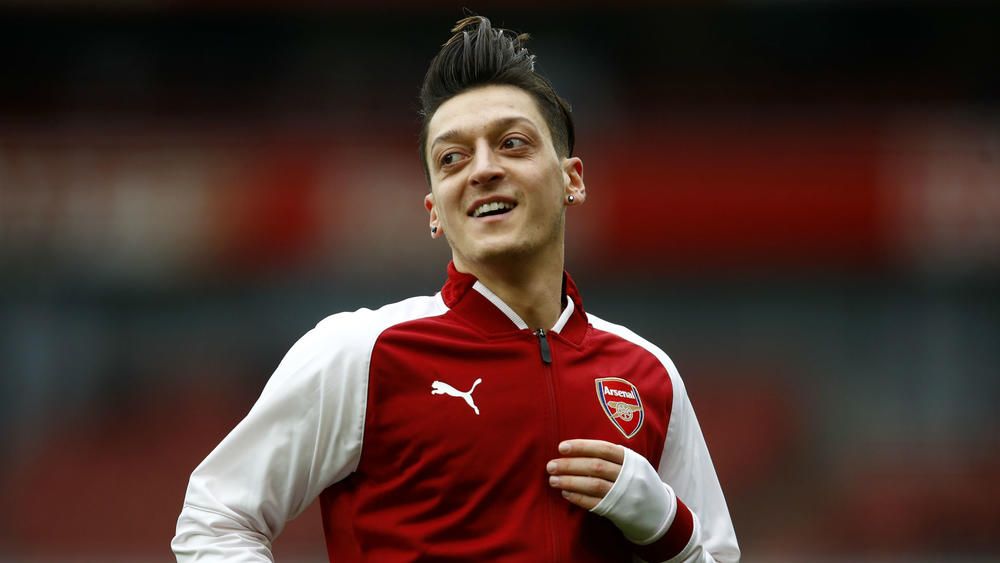 He just loves to assist - Ozil lends helping hand at Arsenal training ...