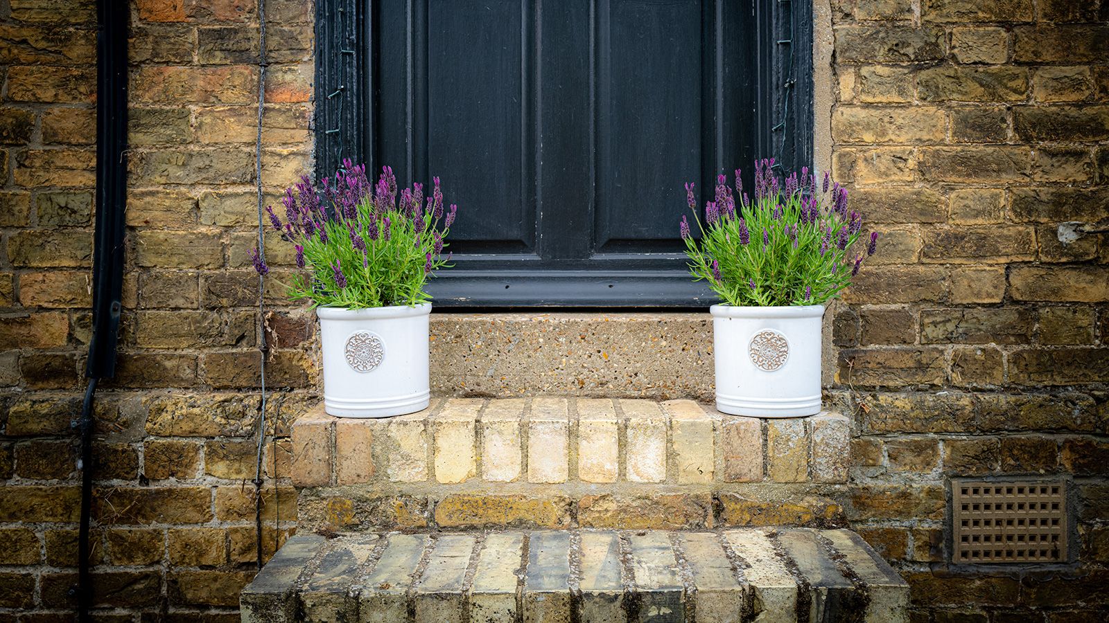 Stylish front door step ideas to up your home's kerb appeal | Homebuilding