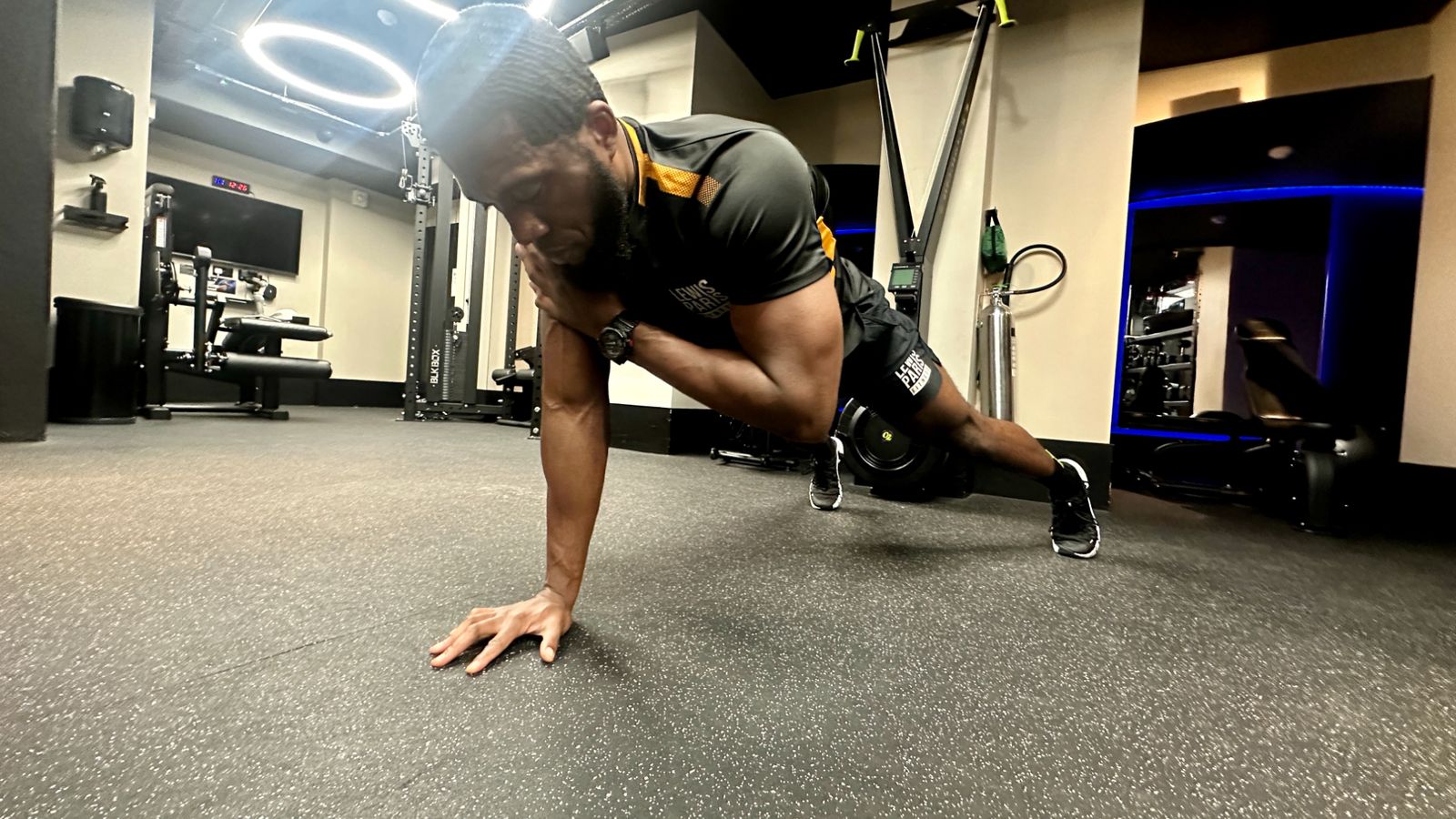 You don’t need to go to the gym to exercise—try this 12-move Christmas ...