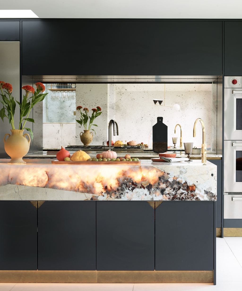 Glowing countertops: the feature that demands attention in the kitchen ...