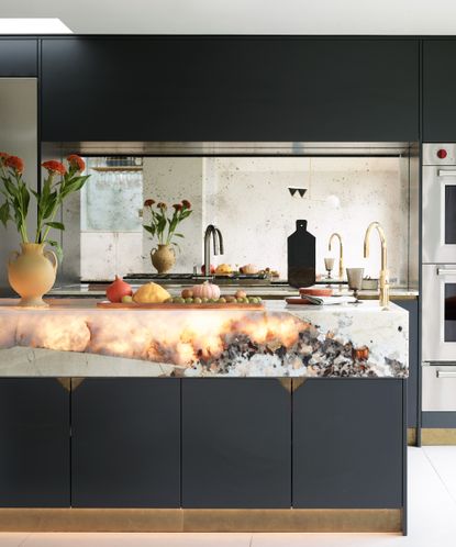 Glowing countertops: the feature that demands attention in the kitchen ...