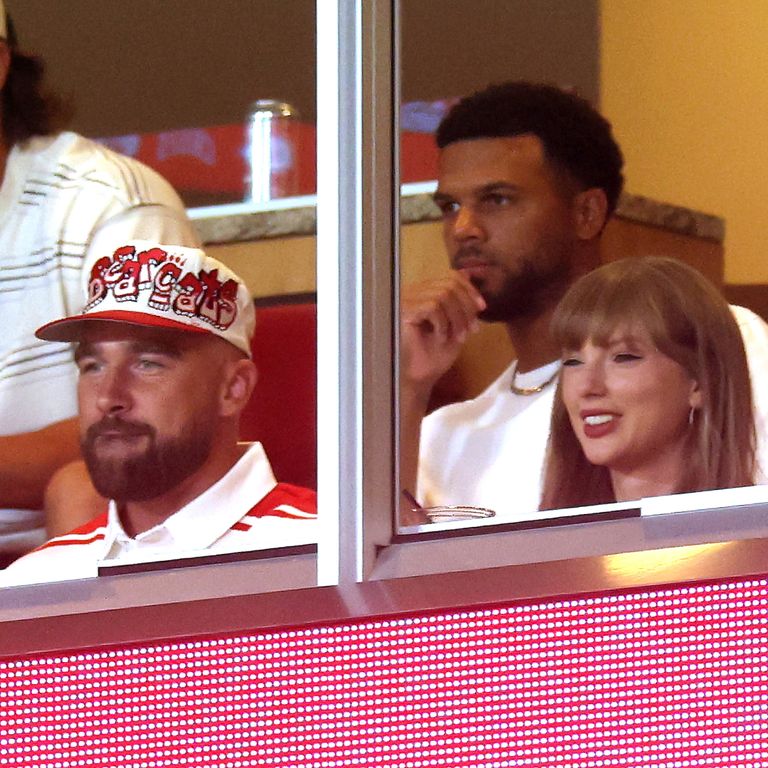 Taylor Swift Debuts an Anti-'Showgirl' Outfit in Wide-Leg Jeans and a ...