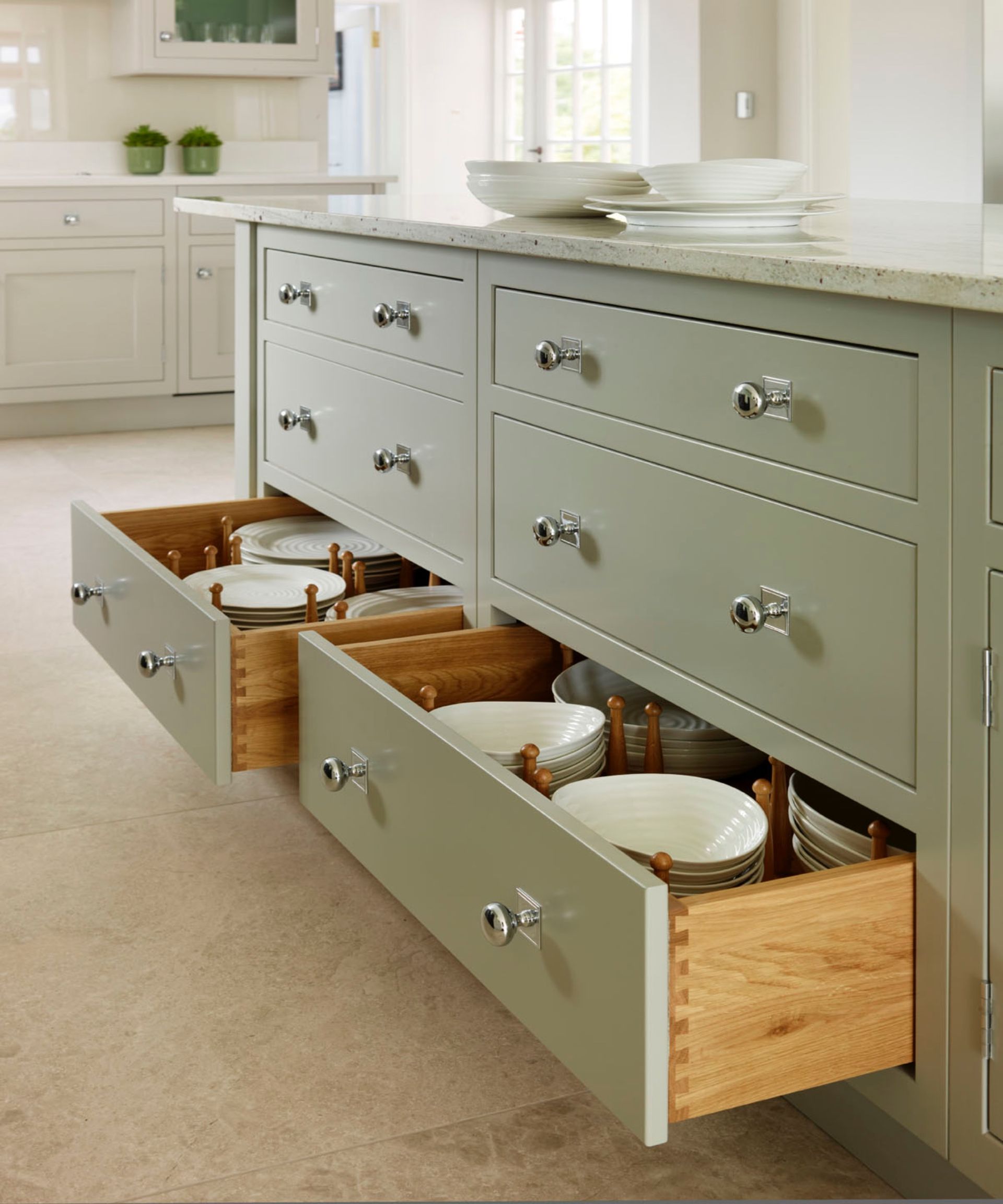 How to organize plates in a kitchen: 10 tips from the experts | Homes ...