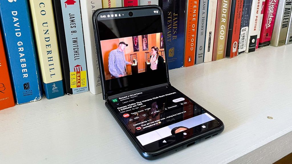 Motorola Razr (2023) vs. Samsung Galaxy Z Flip 5: Which foldable should ...