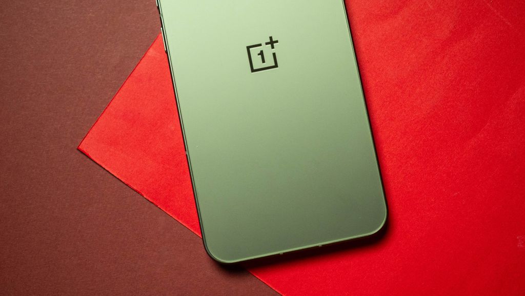 OnePlus 13s review: The compact iPhone clone you never wanted | Android ...