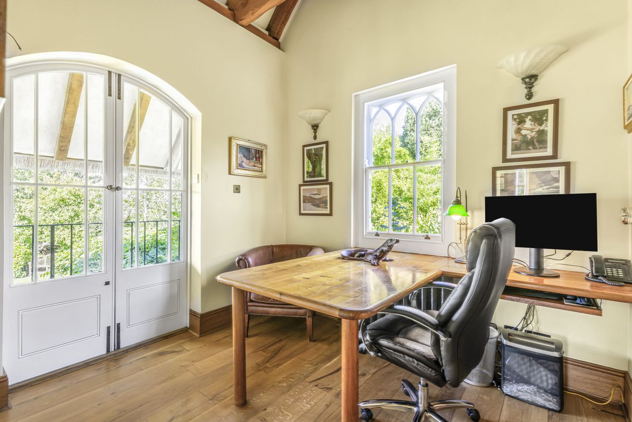 A hopelessly perfect country cottage that's hidden away in one of ...